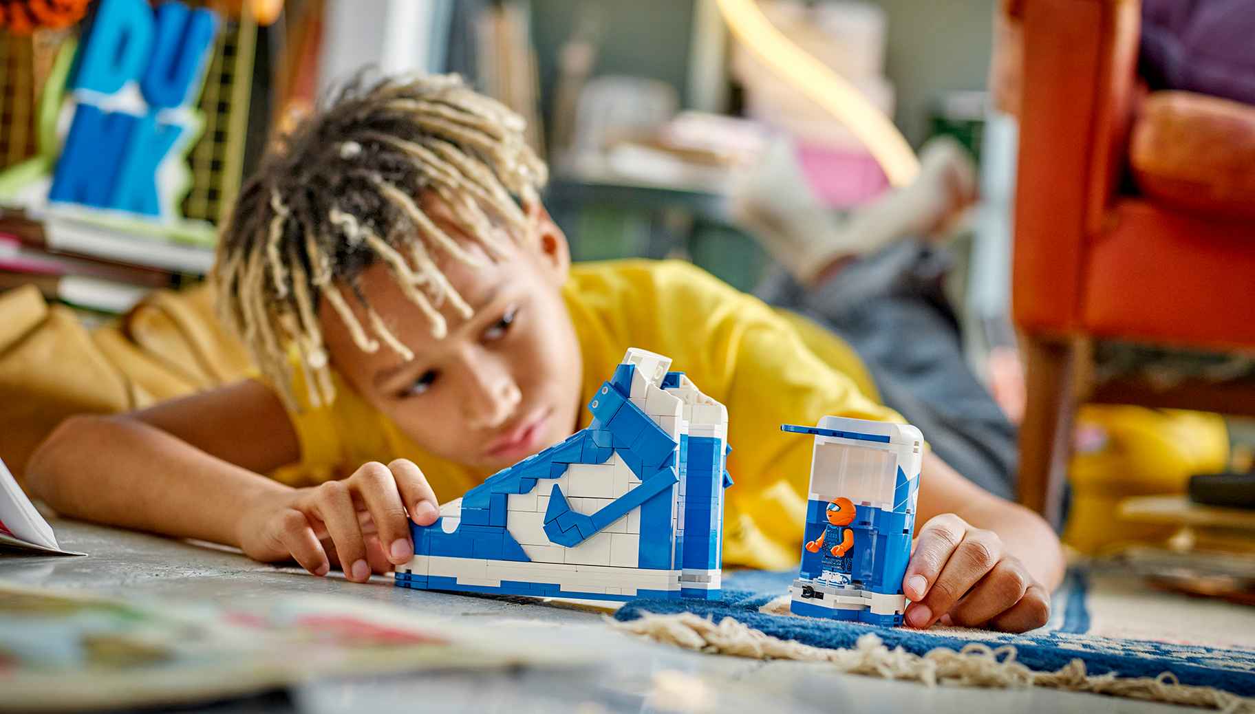 Die LEGO® Group und Nike arbeiten zusammen, um mit dem Nike Dunk x LEGO® Bausatz Kreativität und ...